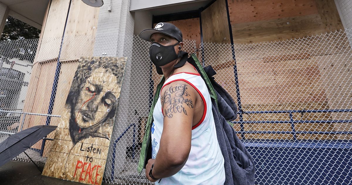 Seattle police board up precinct | WORLD