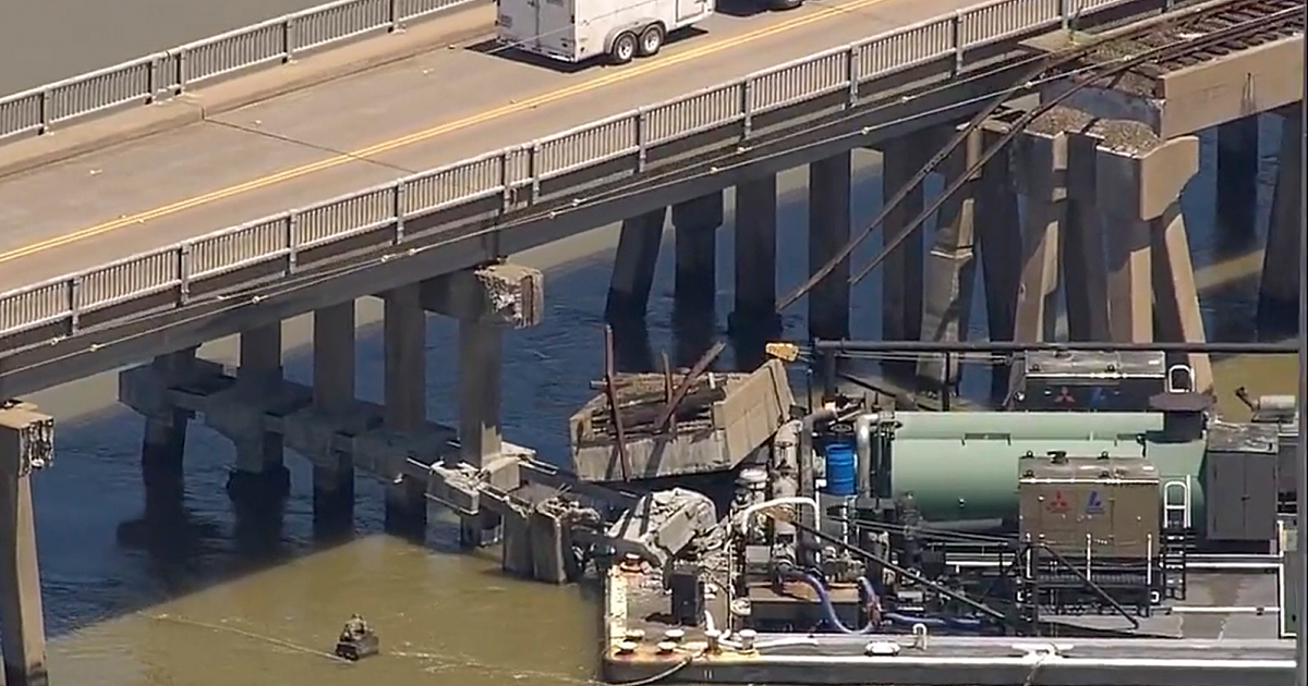 Barge spills oil after hitting Galveston bridge | WORLD
