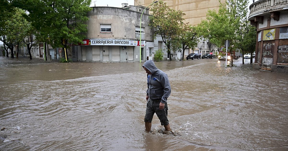 Heavy floods in Argentine city cause deaths, evacuations | WORLD