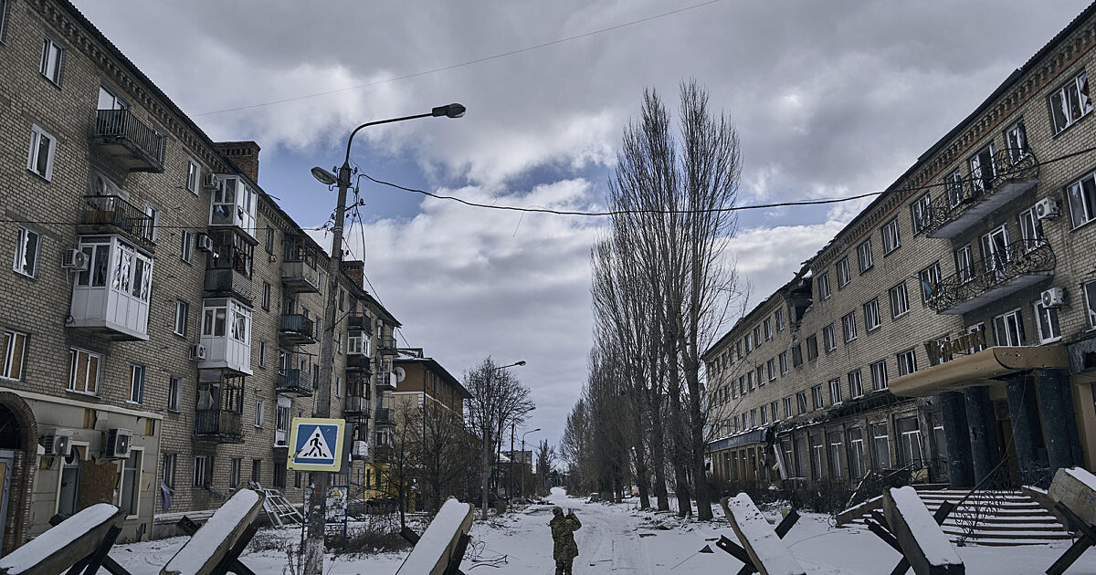 Russian forces shell, storm eastern Ukraine | WORLD