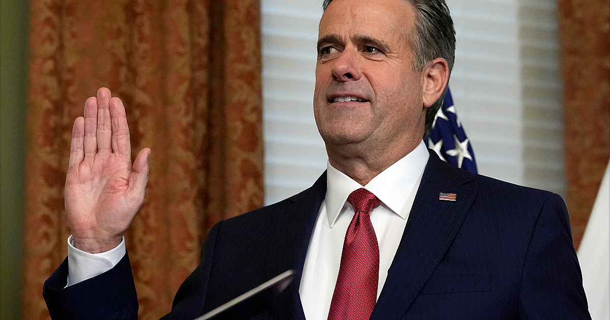 Former intelligence director, congressman sworn in at CIA | WORLD