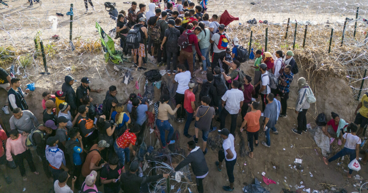 Texas border showdown escalates | WORLD