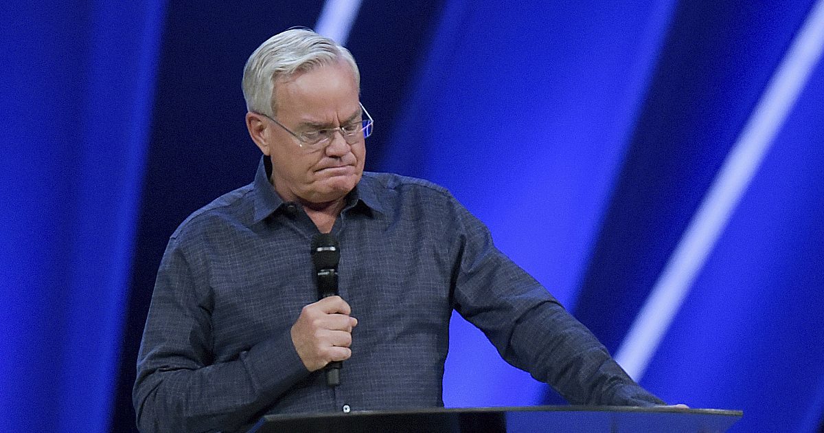 Hybels retires early from Willow Creek Church | WORLD