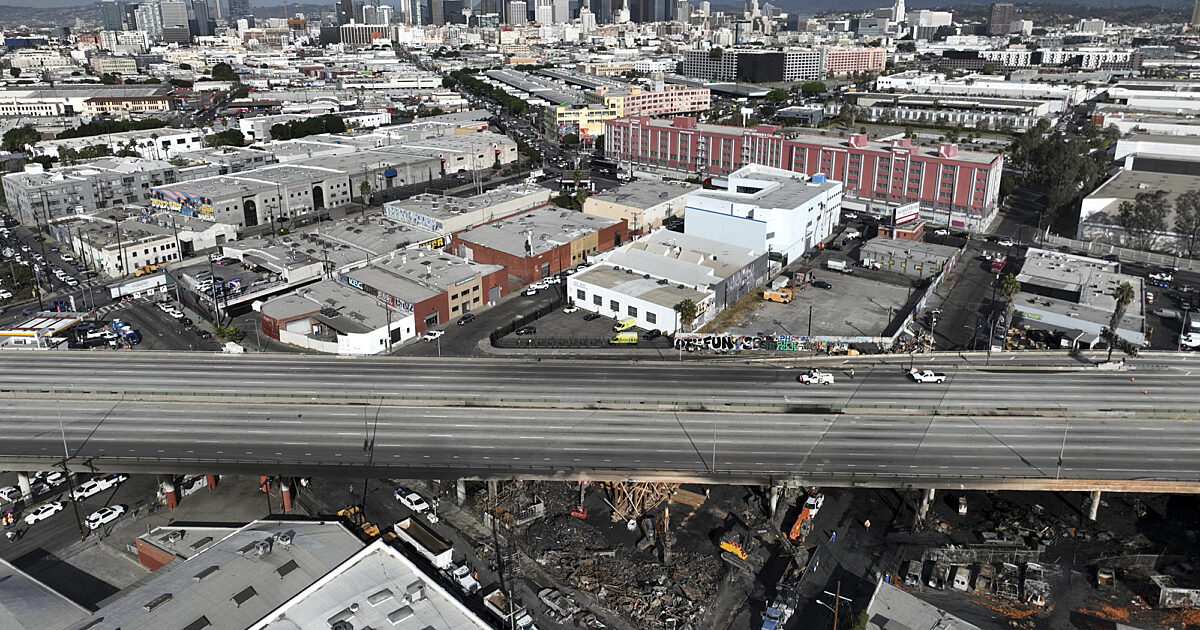 Fire shuts down major Los Angeles freeway | WORLD