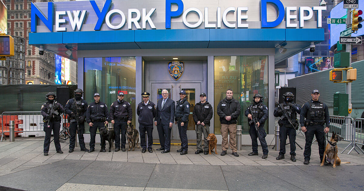 NYPD officer suspended after throwing cooler at suspect | WORLD