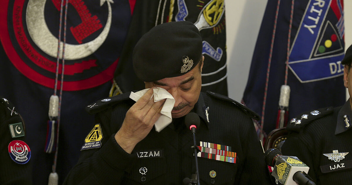 Pakistan bomber used disguise to enter police compound | WORLD