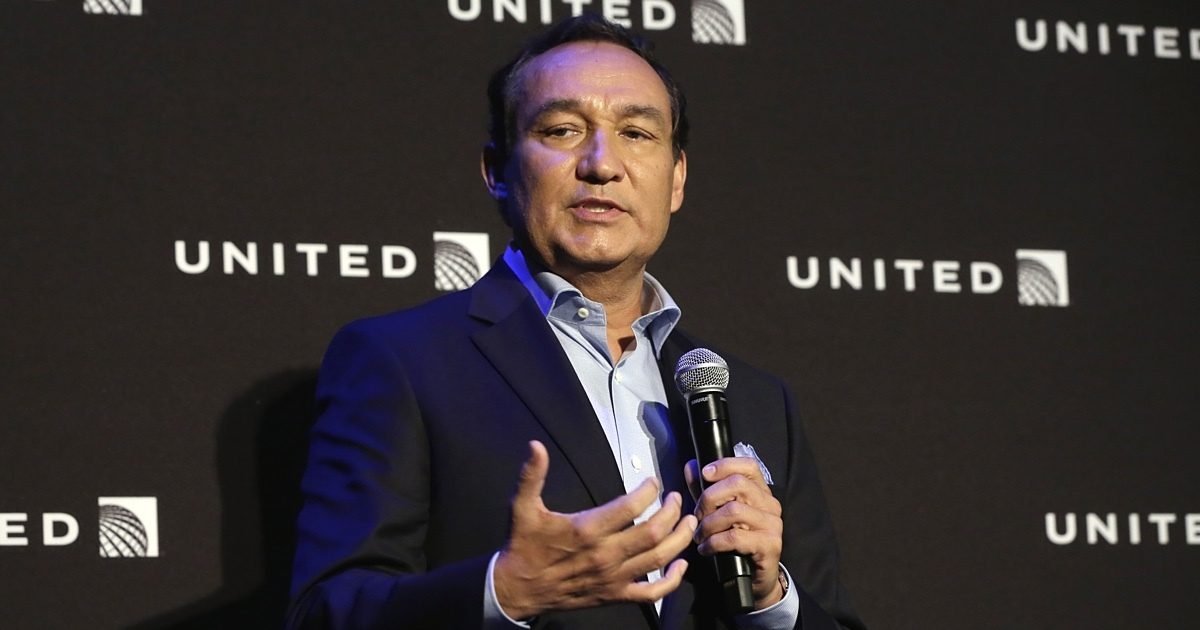 United CEO defends decision to drag passenger off plane | WORLD