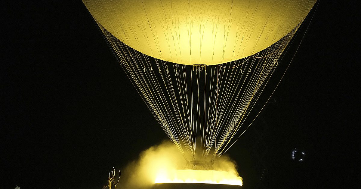 Cauldron balloon from Olympics returns to float above Paris | WORLD
