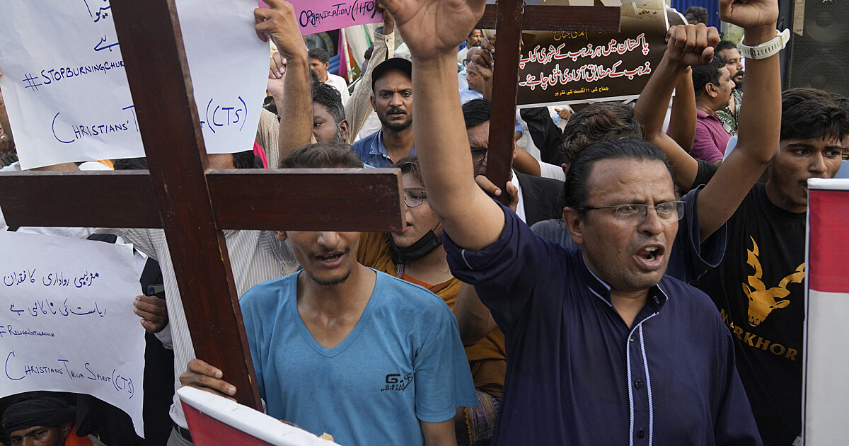 Mob in Pakistan burns Christian churches, homes | WORLD